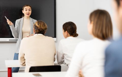 Estudiante francesa de intercambio imparte cursos de idioma en la UCM